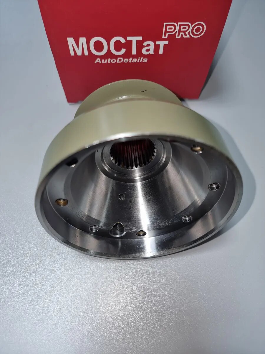 Фланец редуктора восемь болтов