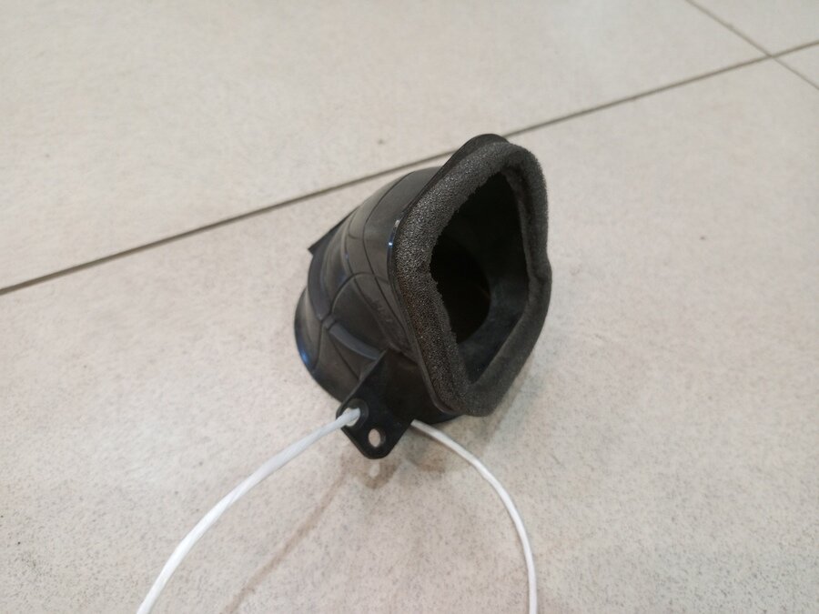 Воздуховод торпедо от Mazda 3 bk 2003-2009