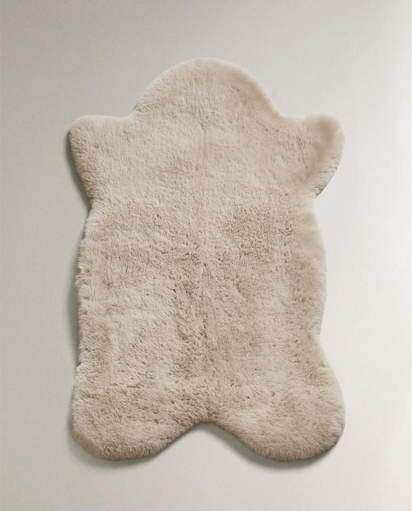 Небольшой ковер неправильной формы с эффектом меха, 60 x 90 см, серо-коричневый, ZARA HOME, 6175/029