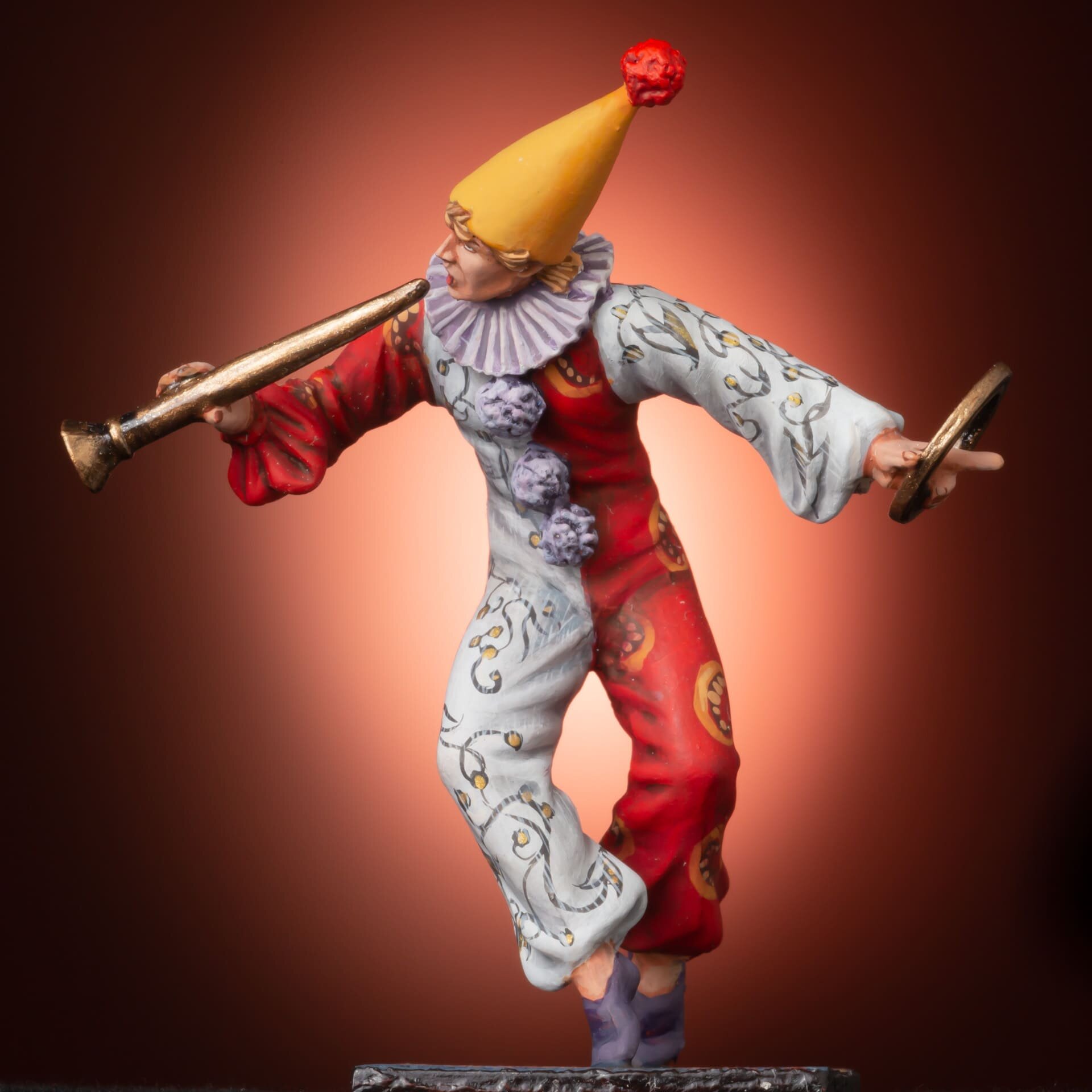 Оловянная миниатюра Клоун с дудкой