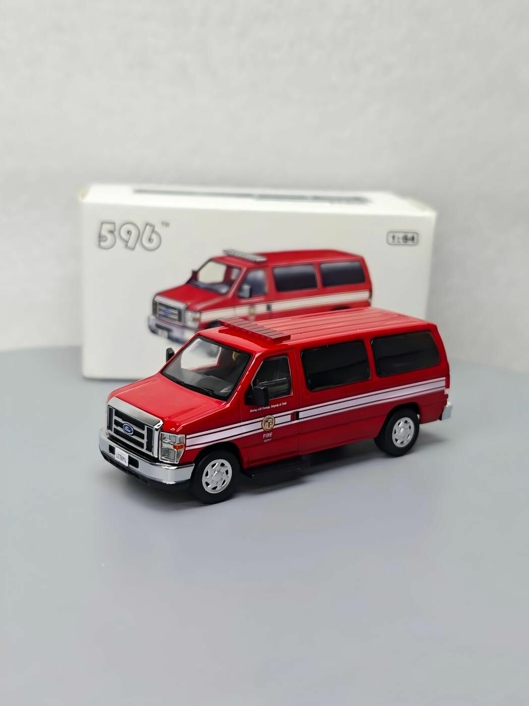 Машинка 596 1/64 Ford E-Series Vans Los Angeles Fire Department Red Die-cast Alloy Car Model Collection Toy Gift