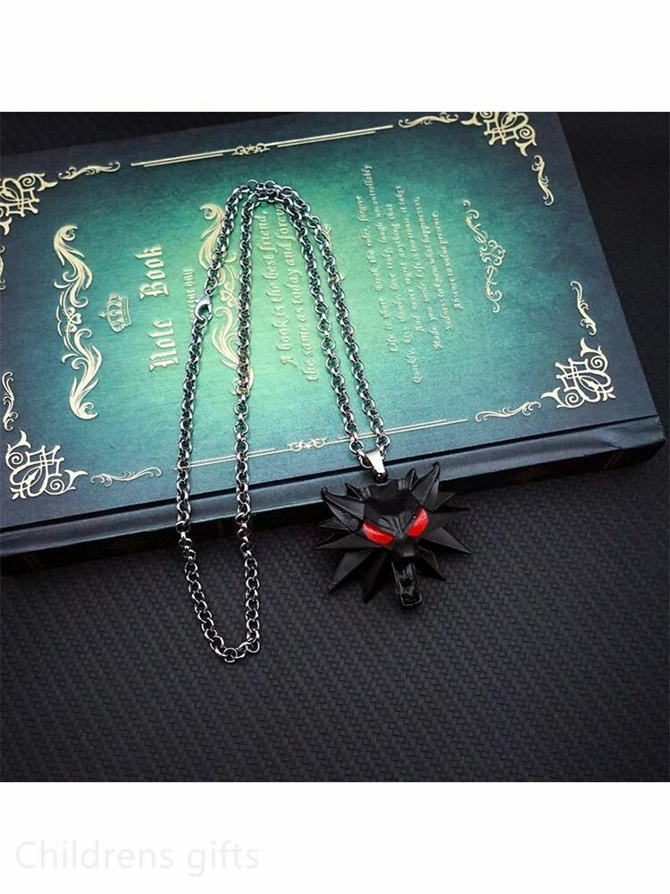 Ожерелье со школьным значком "Ведьмак 3" Охотник на демонов с такой же моделью украшения в подарок