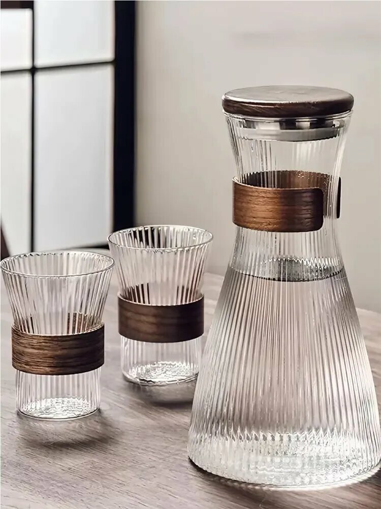 Графин 1,5 л. со стаканами 2 шт. 350 мл. 玻璃水瓶 1.5 升，带玻璃杯 2 件 350 毫升。