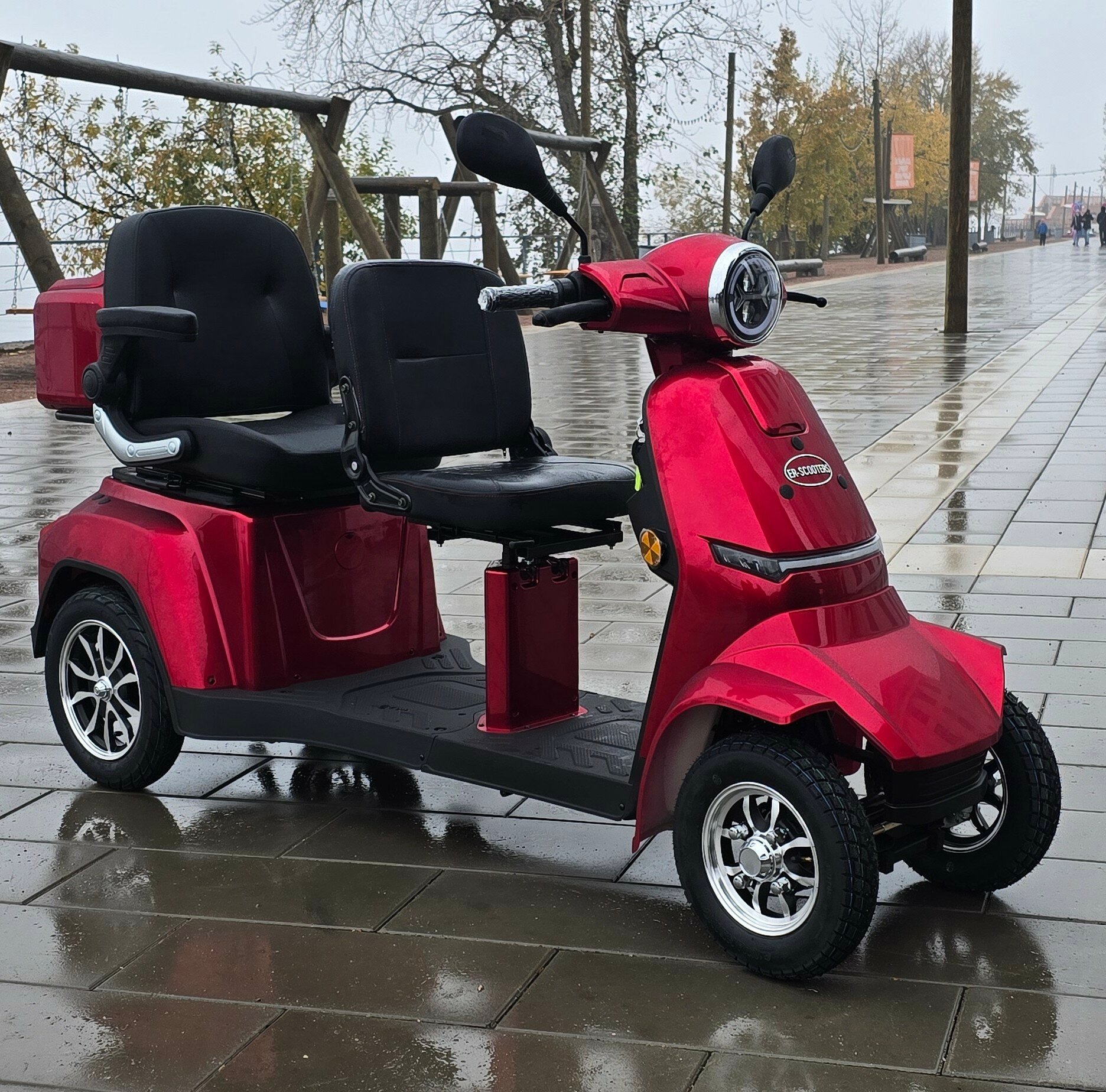 Электроскутер четырехколёсный ER-SCOOTERS YAKANA 2-х местный (60V 20Ач 1000W 25 км/ч 50км) со светодиодной оптикой