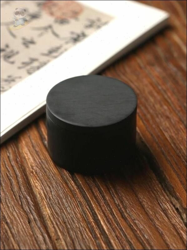 Чернильница , предназначенная для каллиграфии, изготовлена из натурального необработанного камня