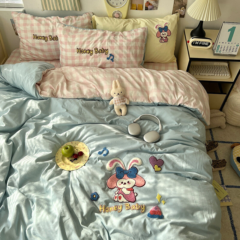 Комплект постельного белья из четырех предметов, вышитый на полотенце из хлопка класса А, новый стиль 2025 года, в горошек с рисунком из мультфильмов, простыня для учениц, пододеяльник, постельное белье,200*230cm