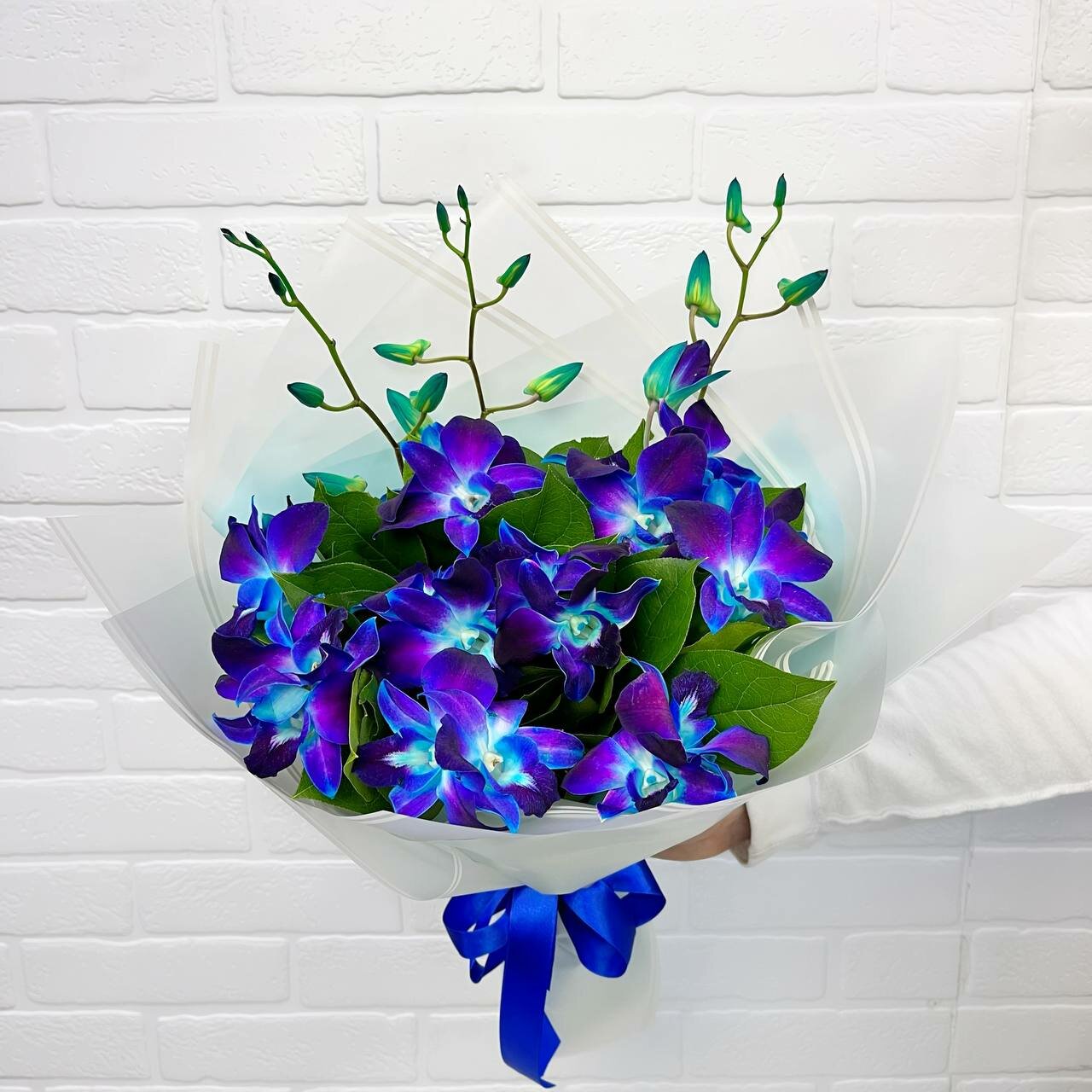 Орхидея Дендробиум в моно букете 3 шт с зеленью 40 см Q151 Rozavam