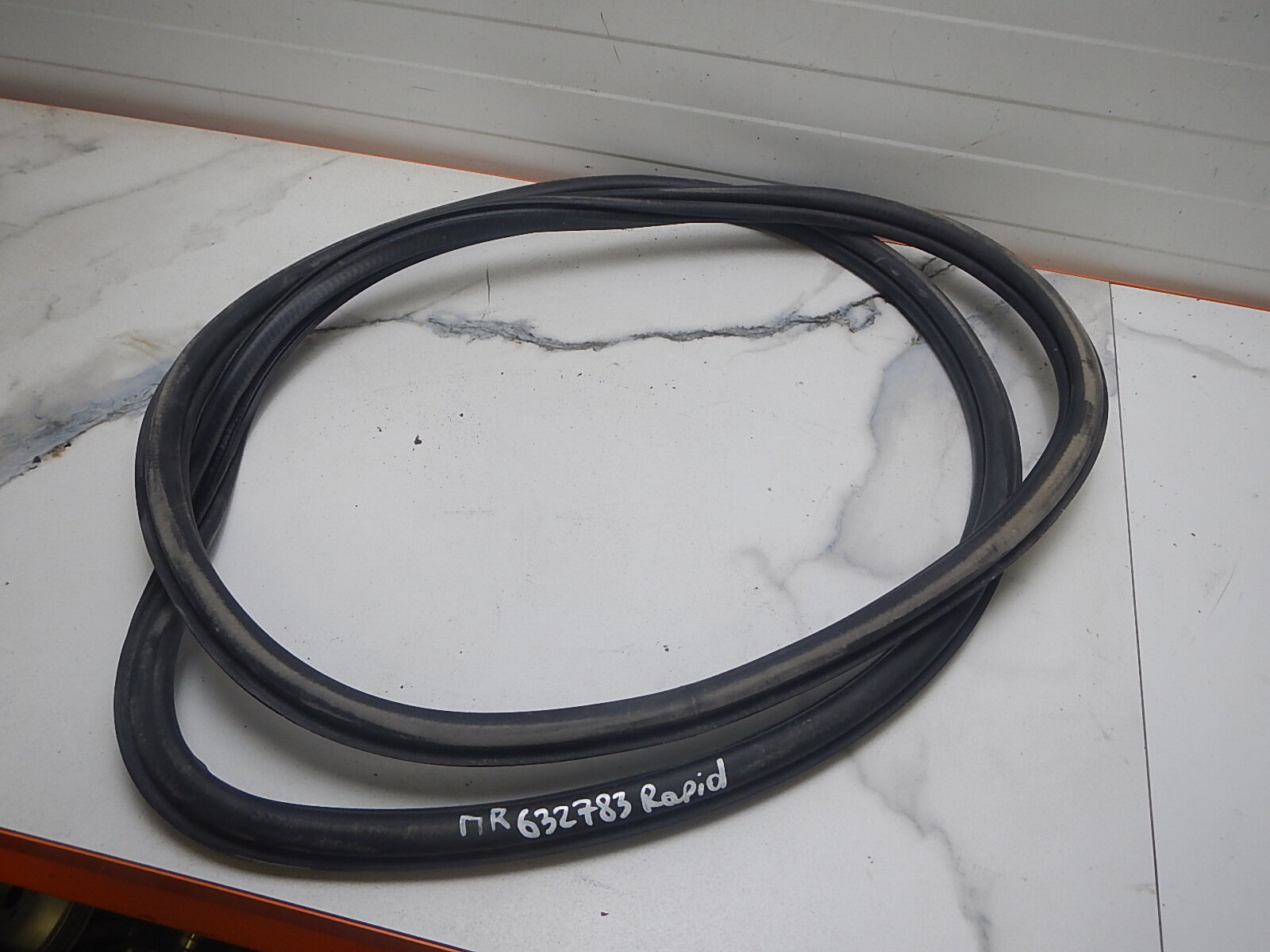 Б/У Уплотнитель проема двери передней правой, Skoda (Шкода)-RAPID (12-) SKODA Rapid (12-) Потертости. 632783 VAG арт. 5J...