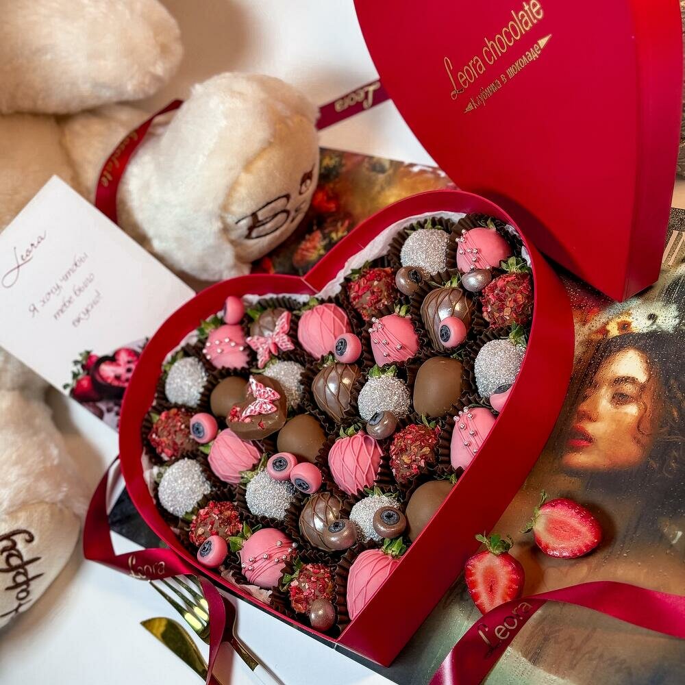 Клубника в шоколаде набор Сердце XXL. В наборе 28 - 40 шт. В бельгийском шоколаде Callebaut.