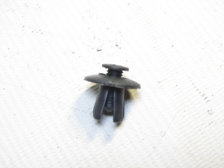 Клипса пистон 8659028000 решетки радиатора подкрылка Хендай Киа Форд Мазда - Комплект - 5 штук - Kia