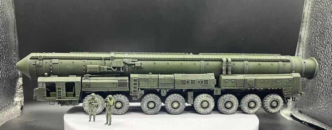 AM 1/72 Готовая модель российского мобильного грунтового ракетного комплекса Тополь-М с фигурками расчёта