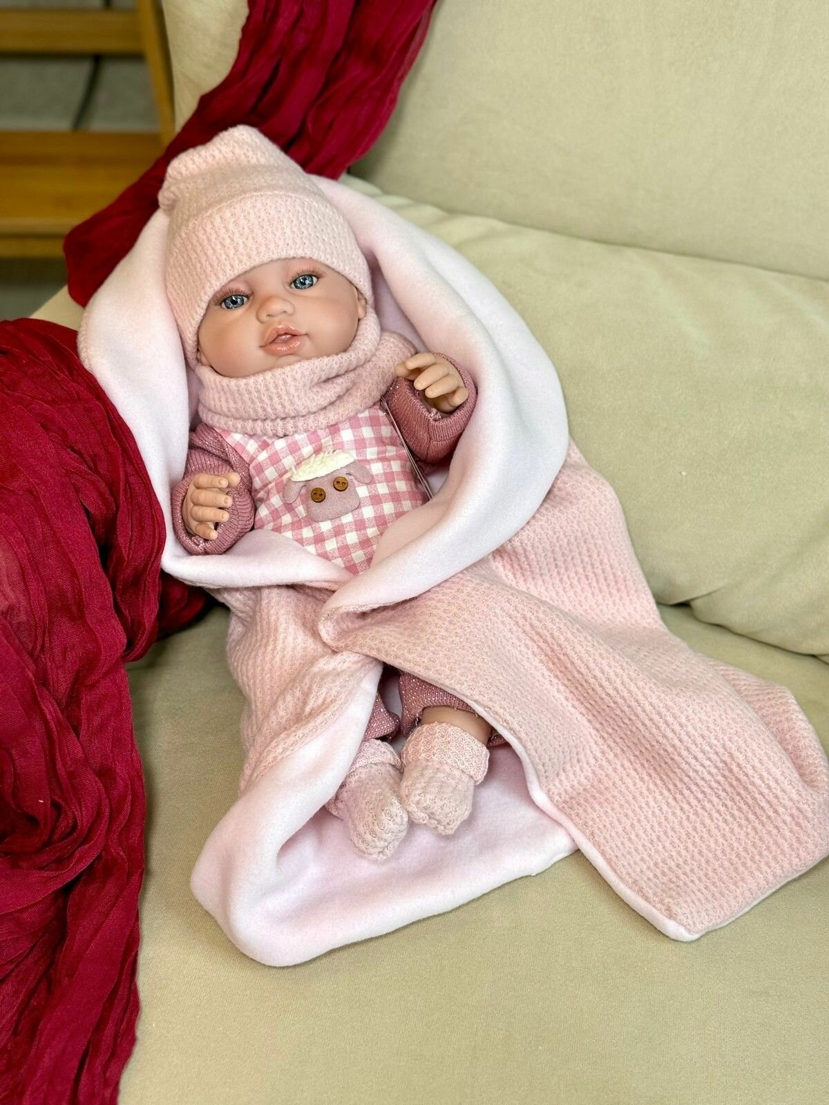 Кукла Berbesa виниловая 42см Recien Nacido с пледом
