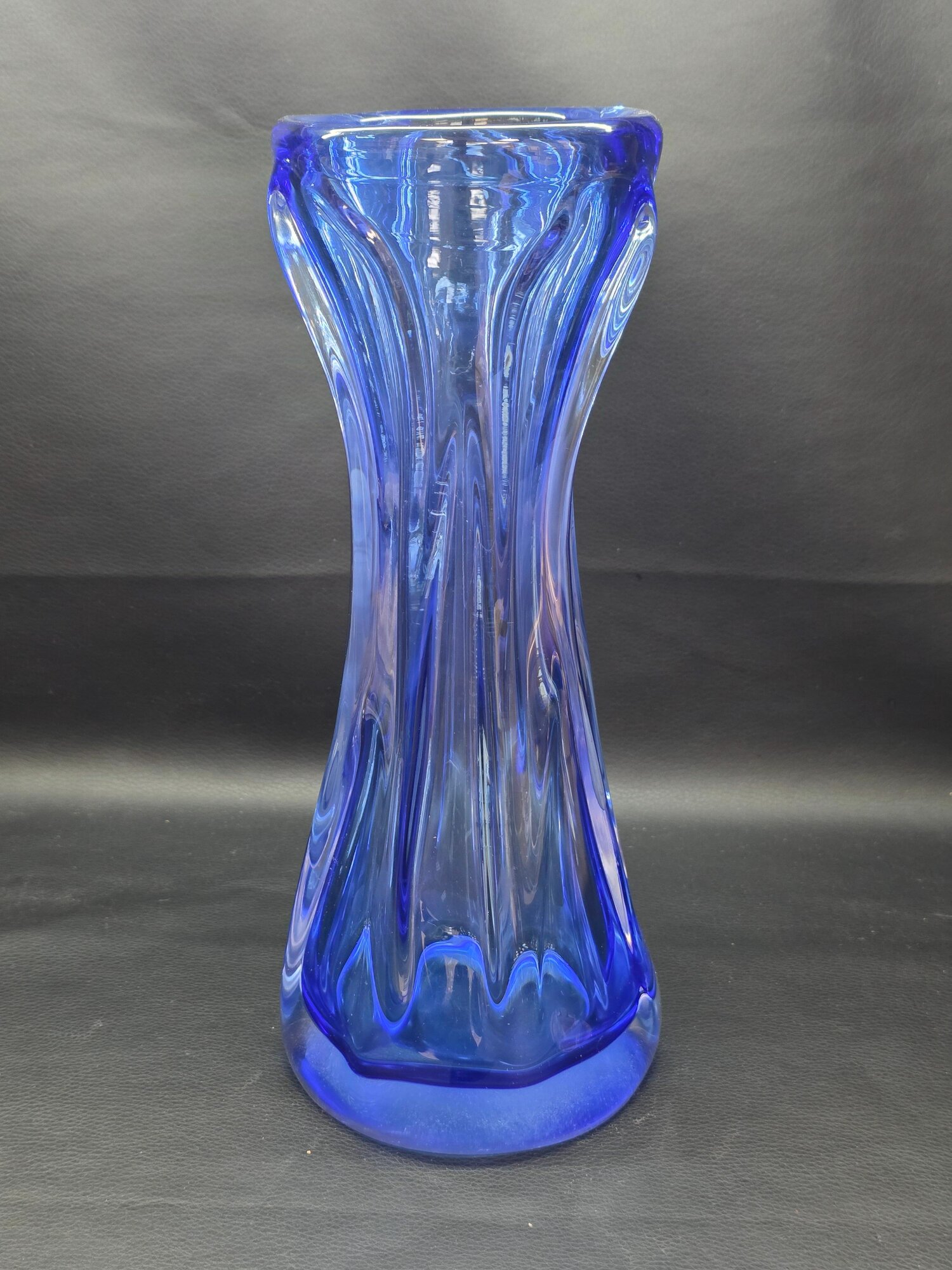 Ваза гутное стекло Чехия СССР синяя 27,5 см