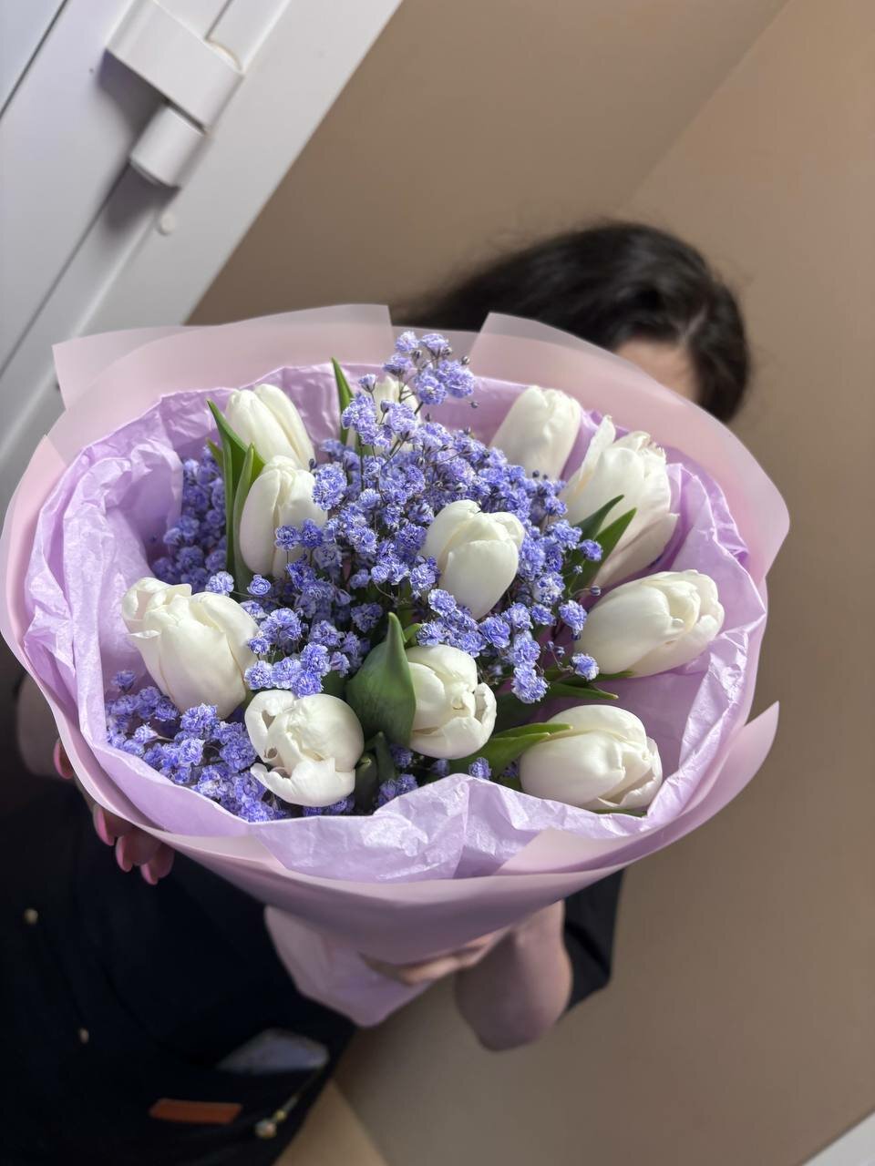 Эффектный, нежный букет белоснежных тюльпанов и лавандовый гипсофилы в авторской упаковке