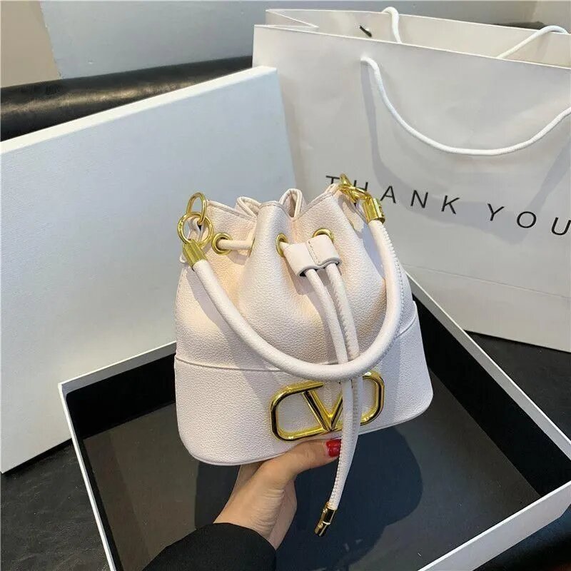 Сумка-ведро от Valentino.