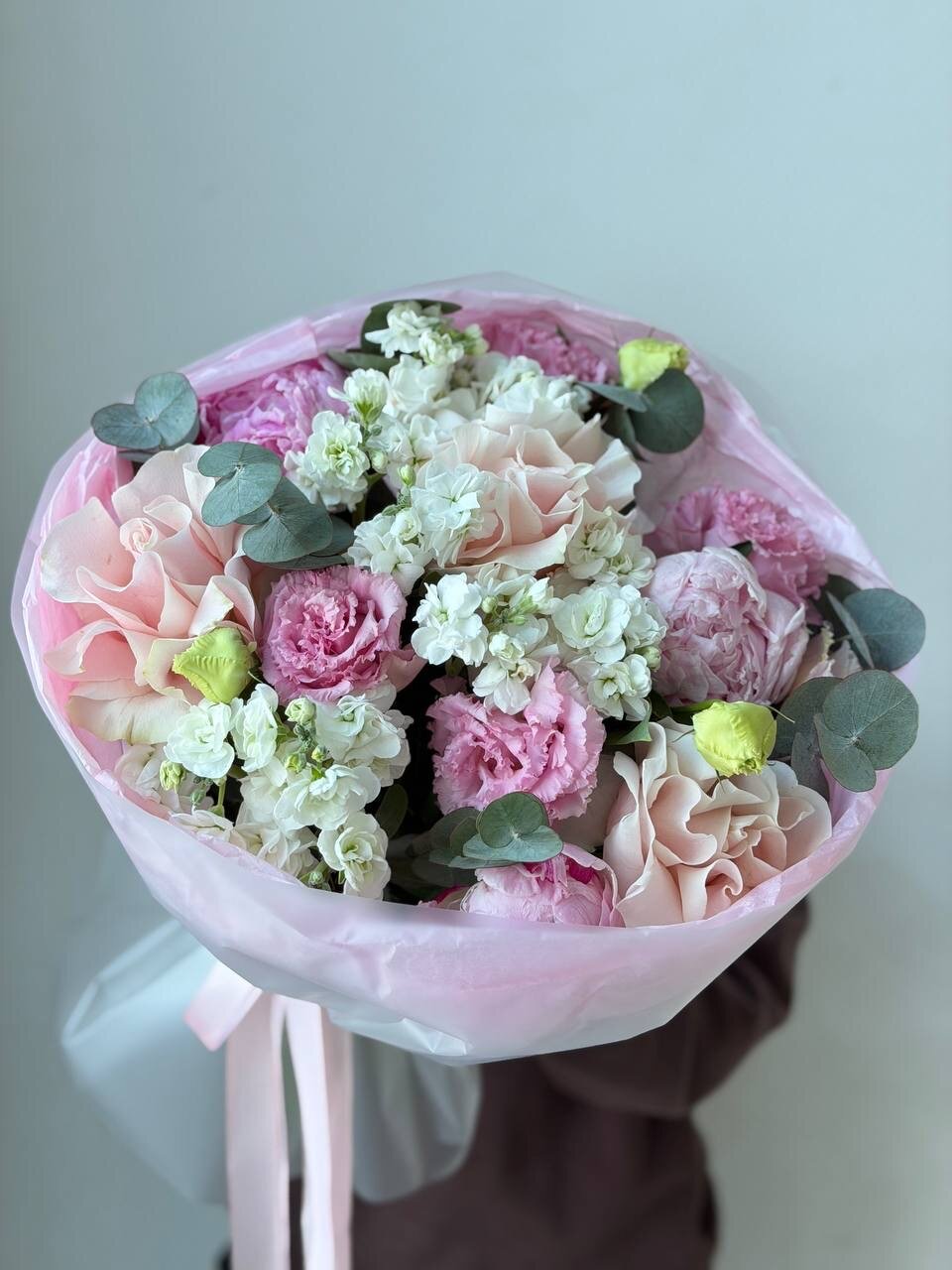 Нежный букет с пионами, розой мондиаль, маттиолой и эустомой