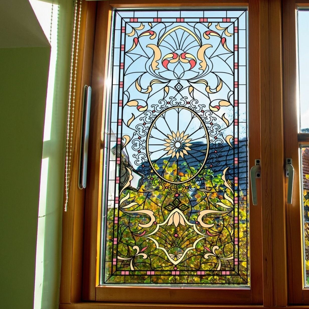 Эксклюзивные витражные декорации для окон, активируемые солнечным светом