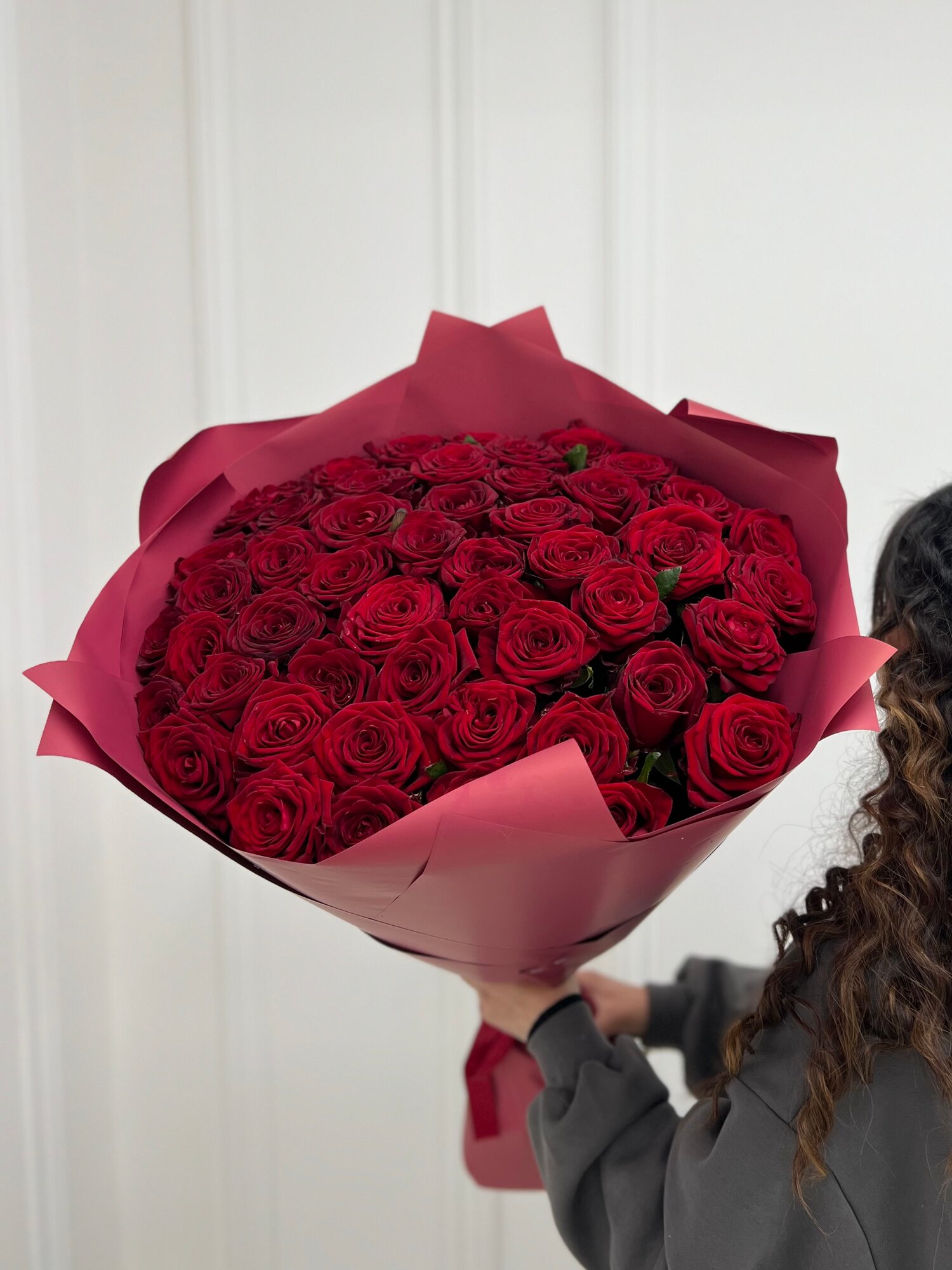 Гламелия цветы «Королевский бархат»: 51 роза Red Naomi в пленке – купить свежие цветы с доставкой в Москве