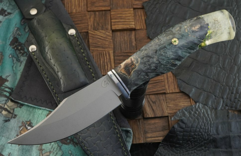 Златонож нож Аркуда Люкс сталь M390, рукоять стабилизированная карельская береза/акрил одуванчик