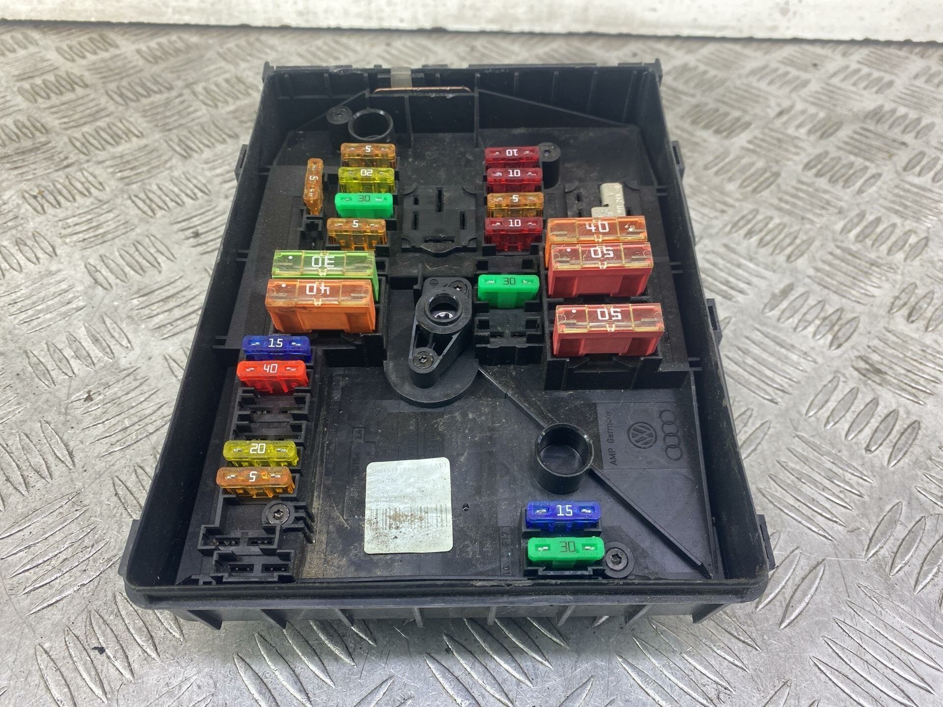 Блок предохранителей Skoda Yeti 2013 1K0937125D