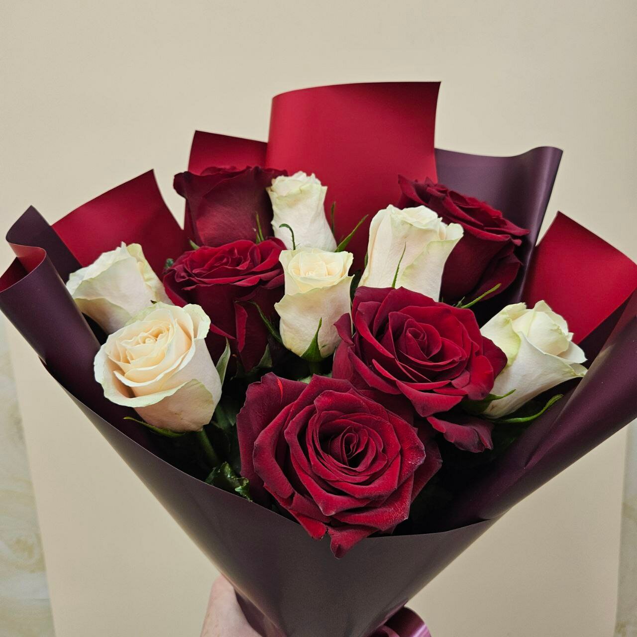 Букет из красно-белых эквадоровских роз