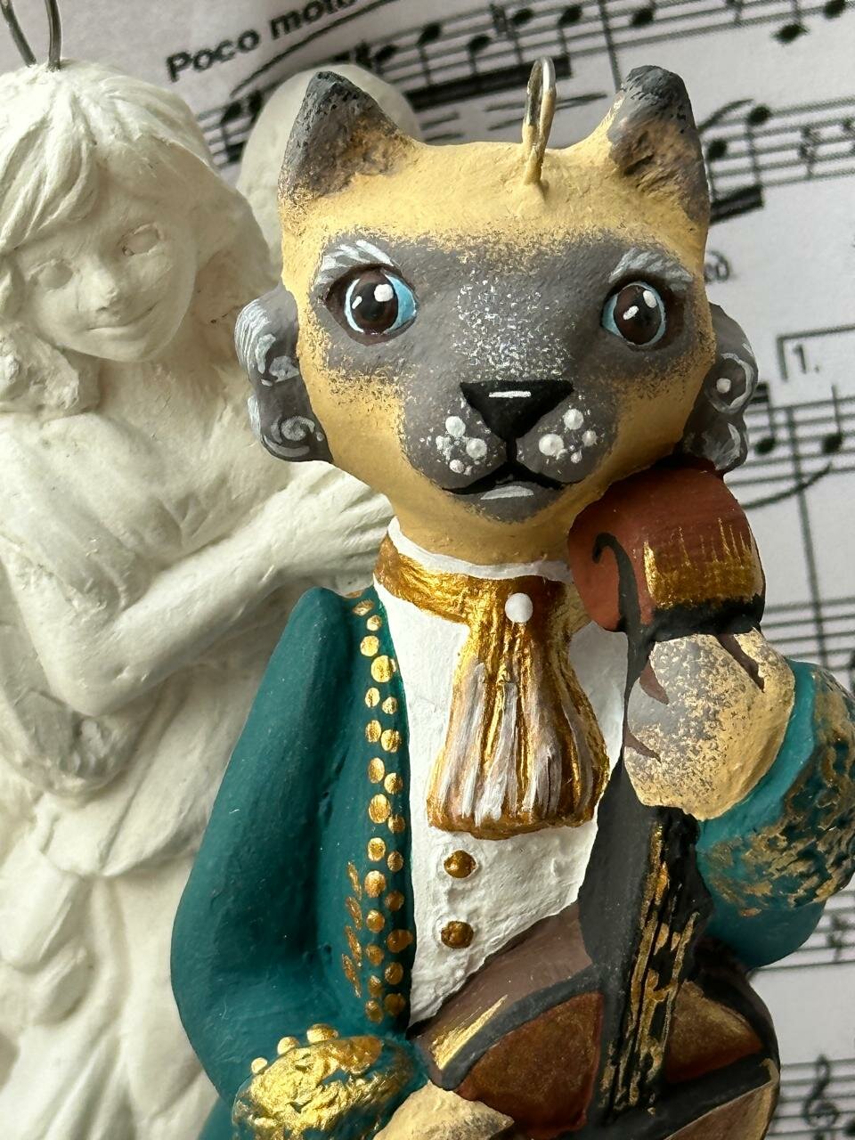 Ёлочная игрушка Кот с виолончелью в зеленом камзоле