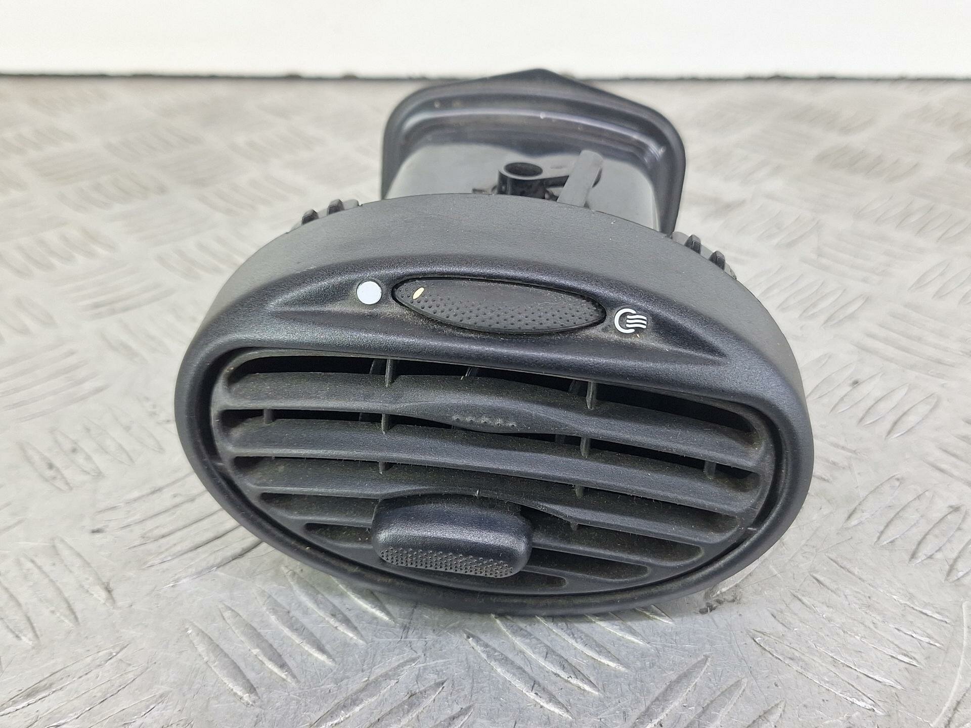 Дефлектор обдува салона левый Ford Focus 2001 98AB19893BJW