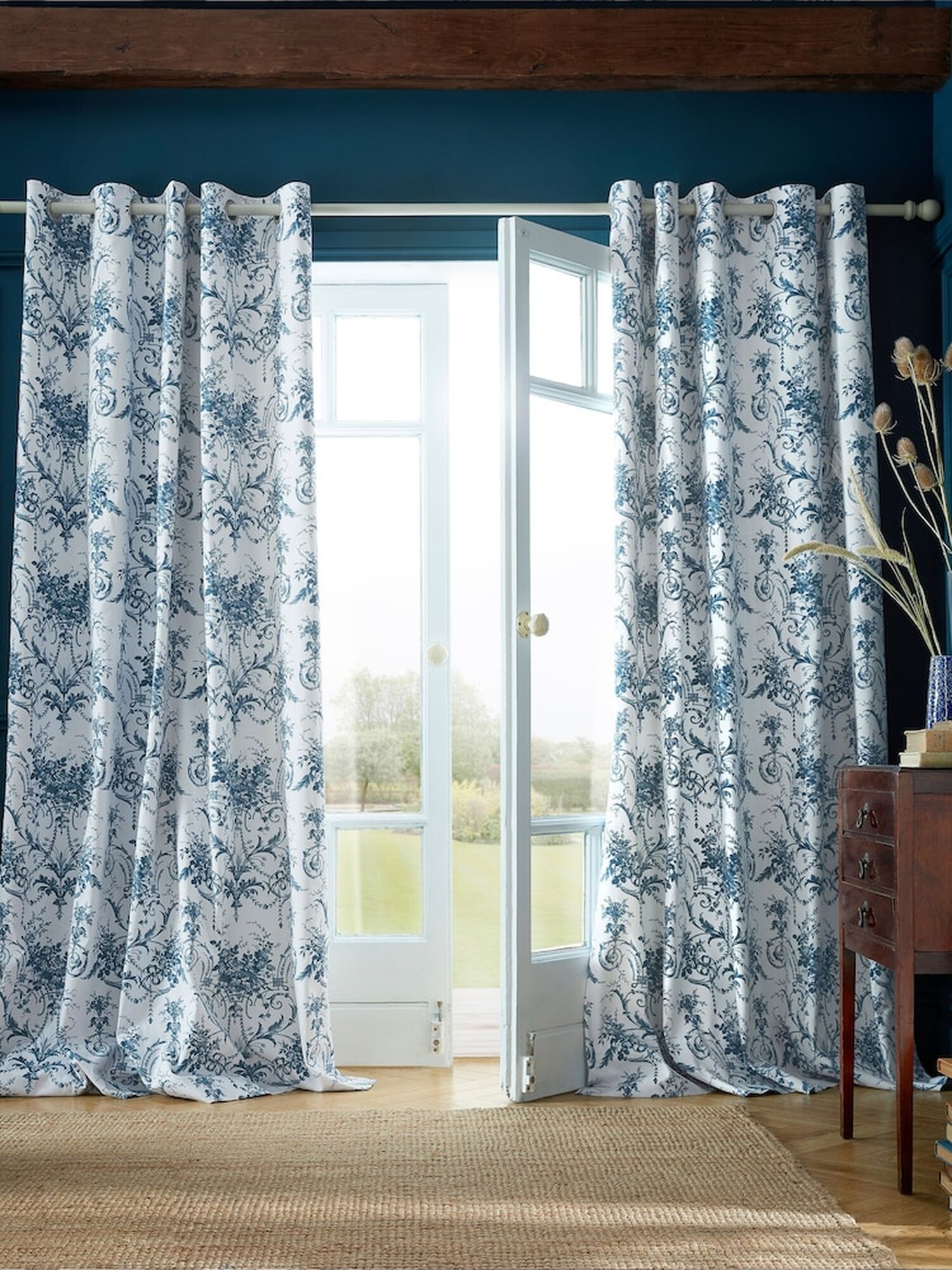 Шторы плотные Laura Ashley Tuileries Blackout, размер 167х182 см, цвет белый, синий, E28-825_4