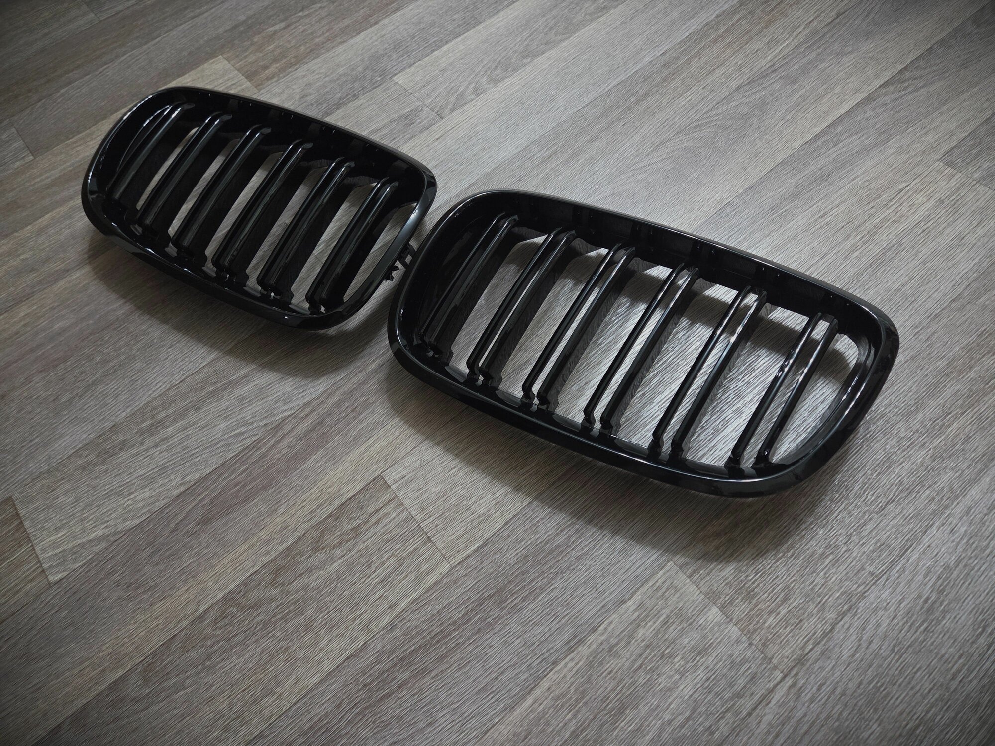 Решетка радиатора черная глянцевая тюнинговая 2-спицевая на BMW X5 E70 (2007-2013 г. в.), X6 E71 E72 (2008-2014 г. в.)