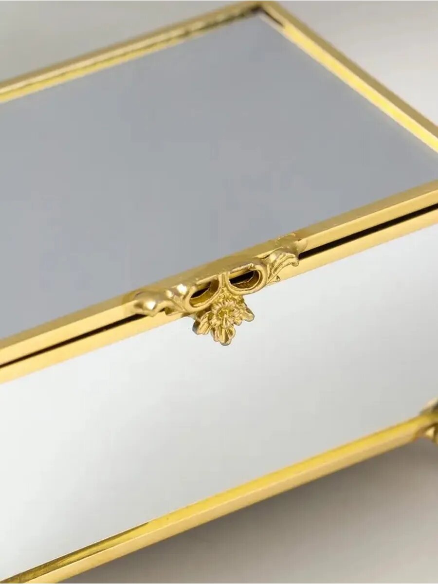 Элегантная стеклянная шкатулка с металлом