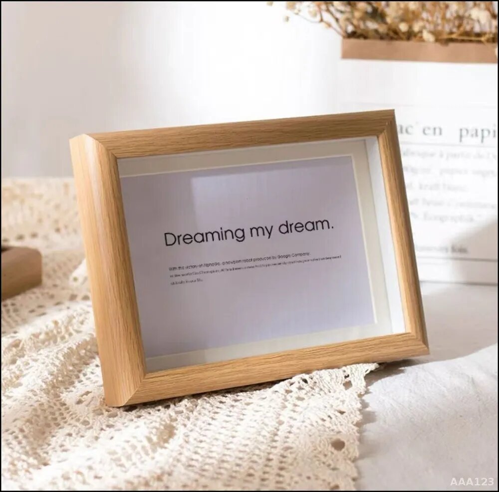 Фоторамка деревянная коричневого цвета для фотографий с надписью Dreaming my dream. Настенное крепление