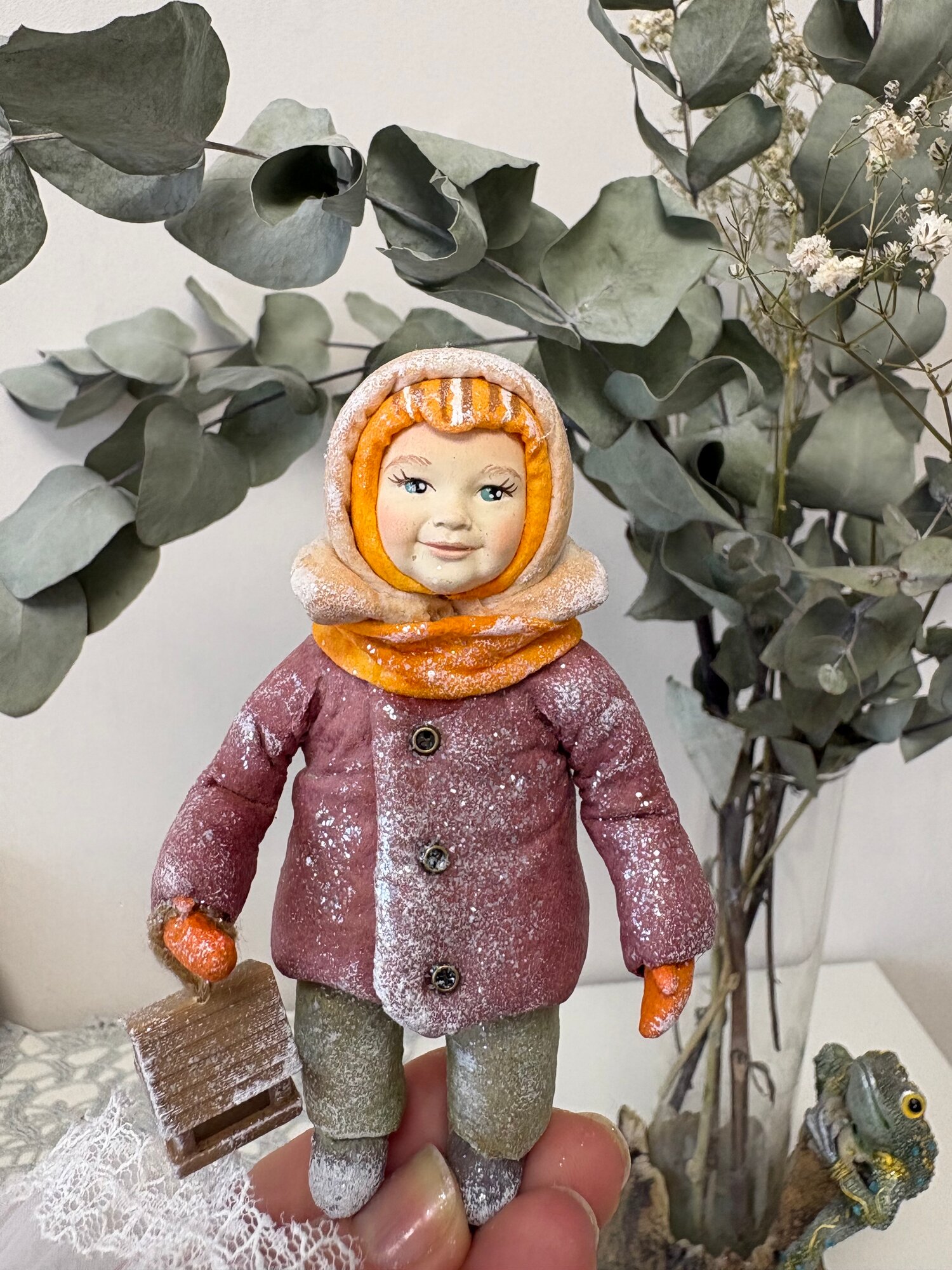 Ватная елочная игрушка "Мальчик с кормушкой»