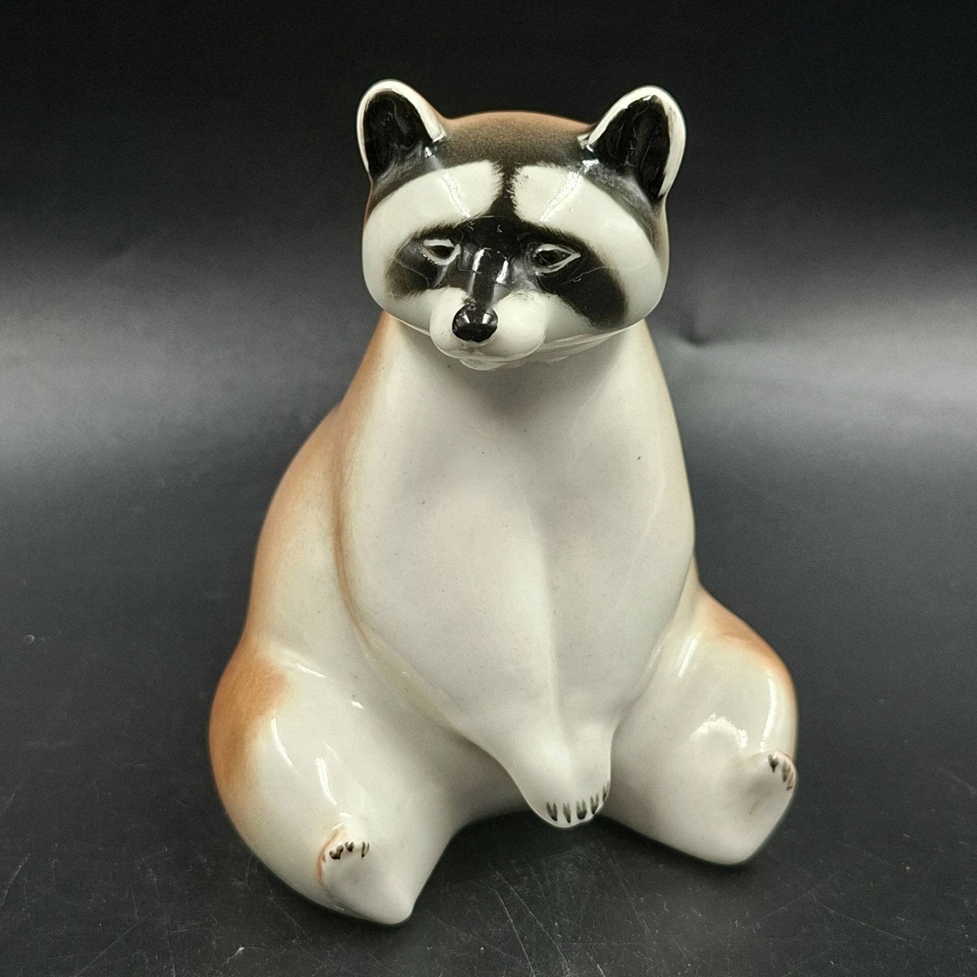 Статуэтка "Енот сидящий", скульптор П. П. Веселов, фарфор, аэрография, роспись