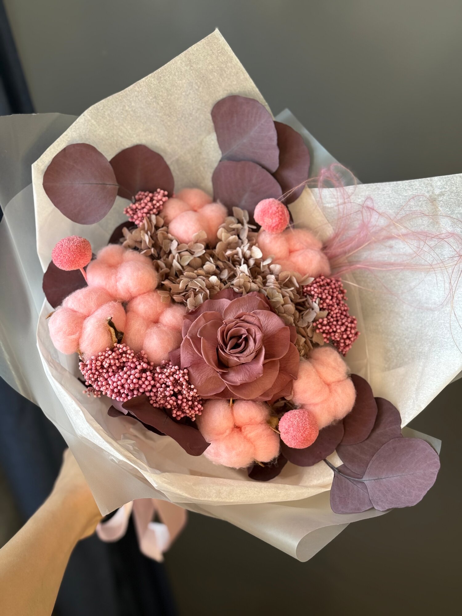 Букет из гортензии, розы и эвкалипта