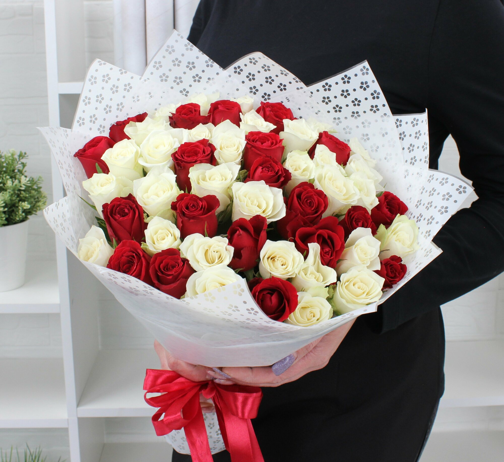 Монобукет THE FLOREAL белая и красная роза 51 штука, высота 40 см, с бантом