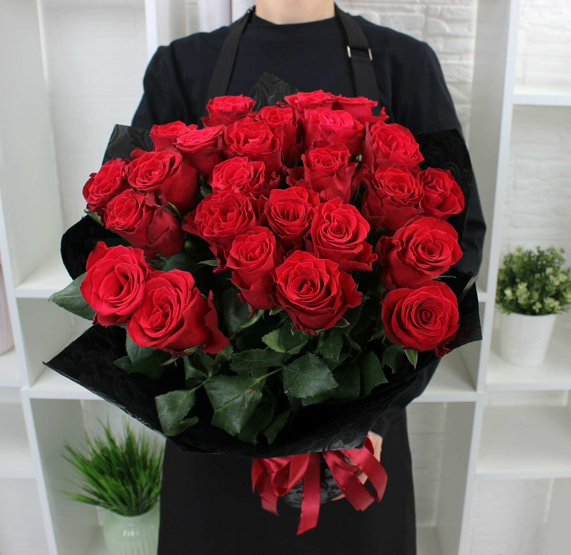 Монобукет THE FLOREAL красная роза 25 штук, высота 60 см, с бантом