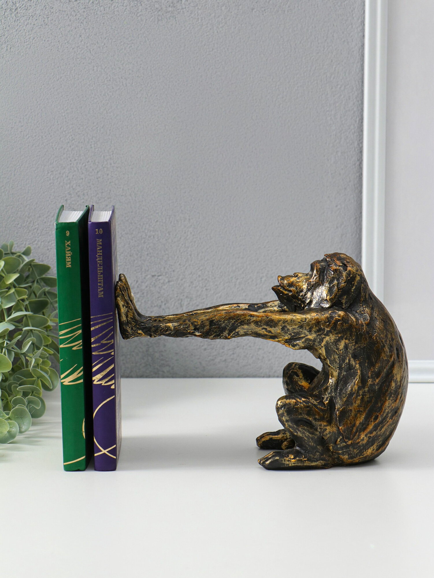 Держатель - подставка для книг полистоун "Шимпанзе с вытянутыми лапами", 22.5x9.5x16 см