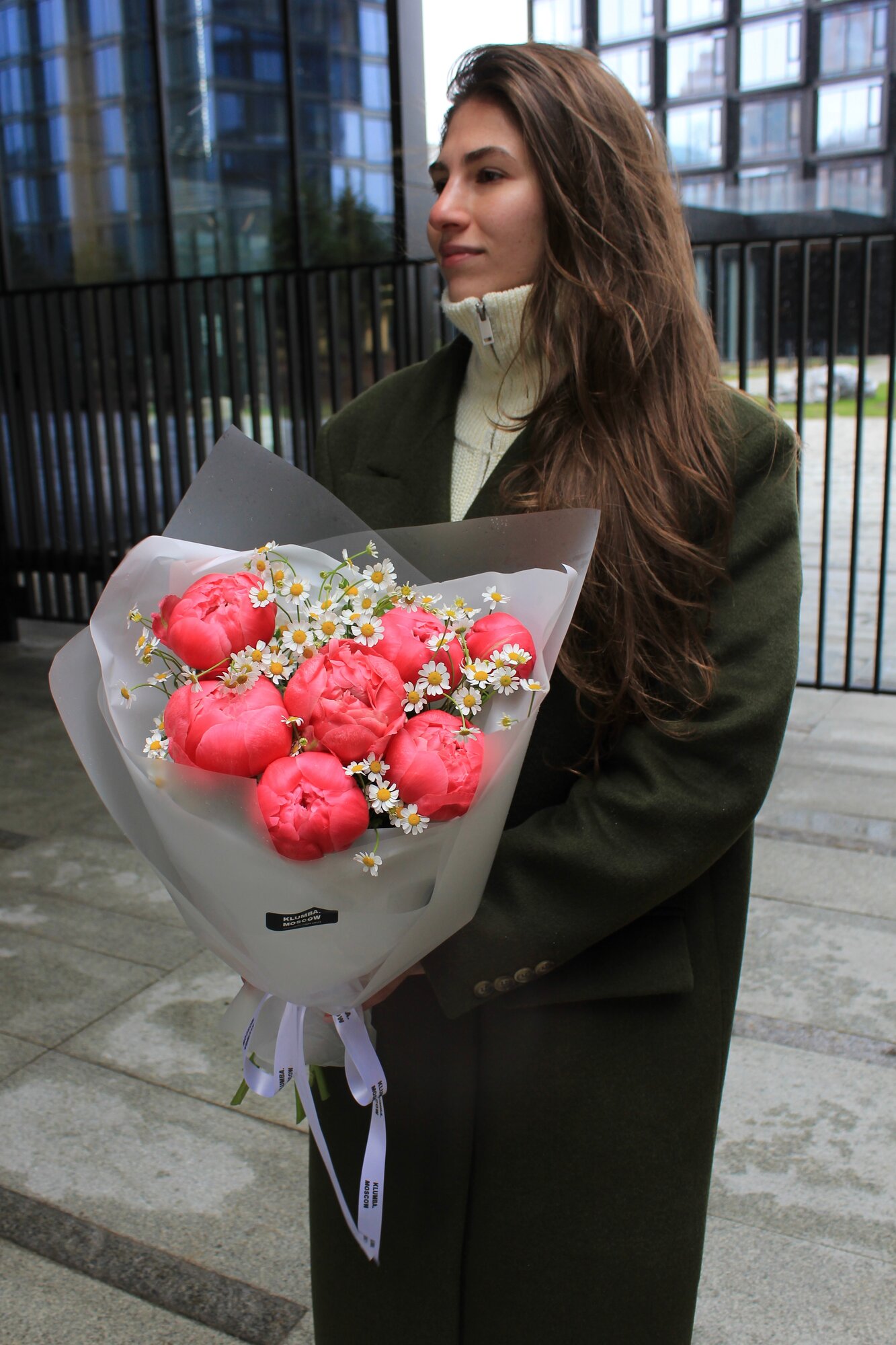 Букет Клумба. Москва, 7 коралловых пионов с кустовыми ромашками