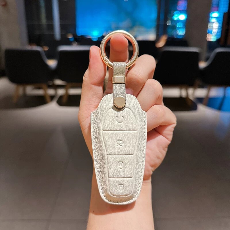 Ключевой браслет BYD E Series из овчины молочный белый с кольцом слоновой серой