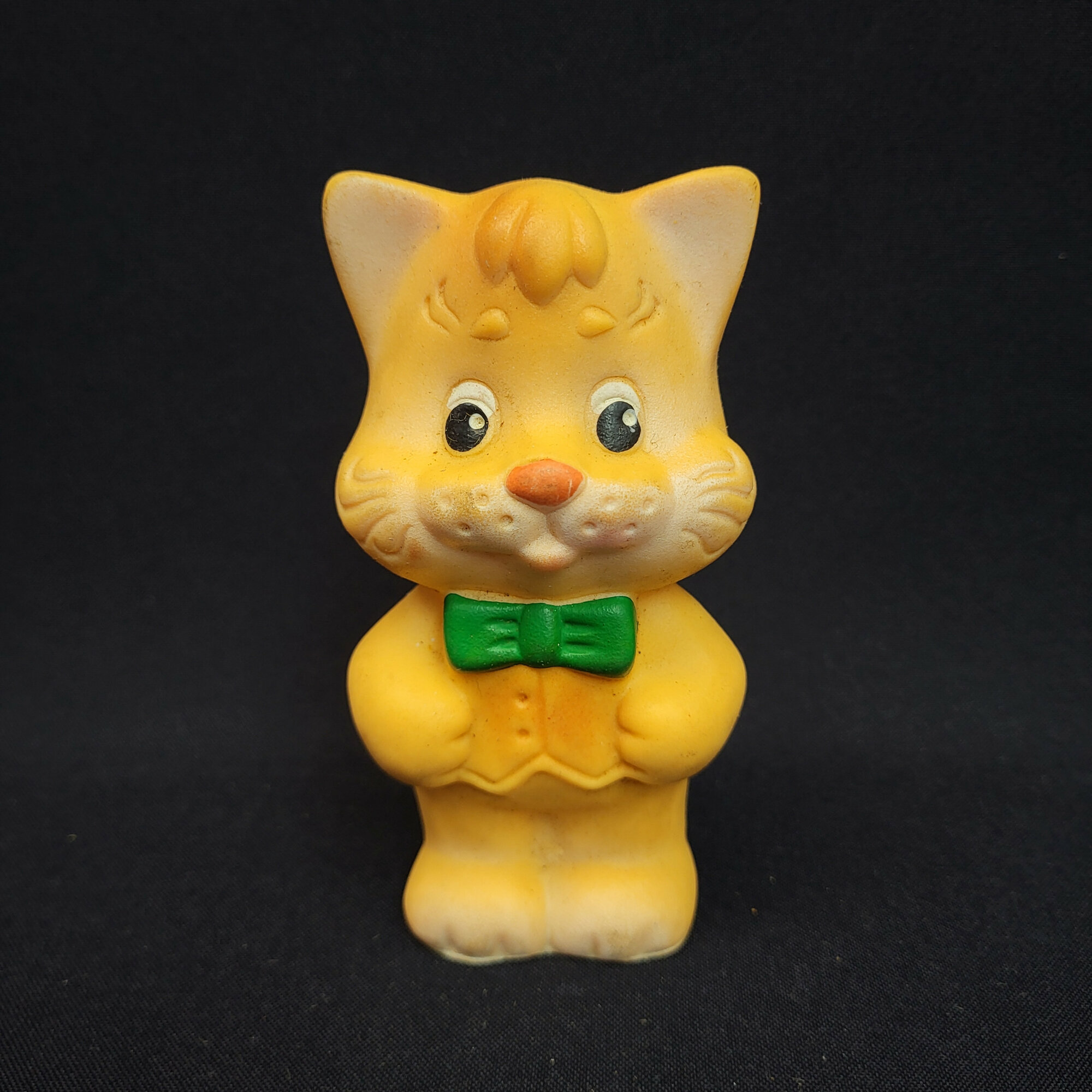 Винтажная резиновая игрушка кот в жилете. Детская фигурка СССР для коллекции и декора