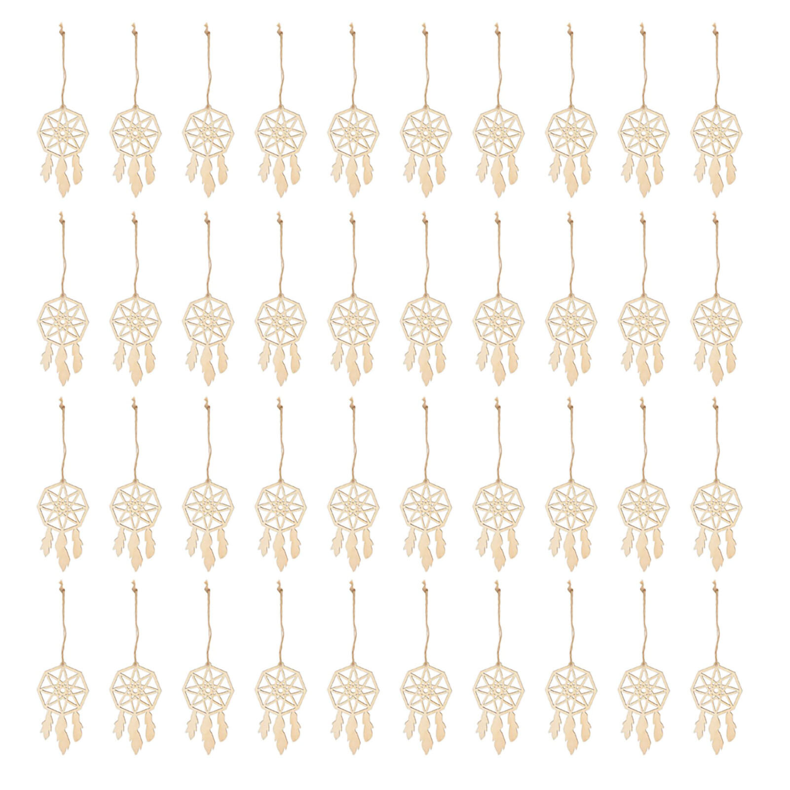 Набор необработанных деревянных подвесных украшений для рождественской вечеринки.