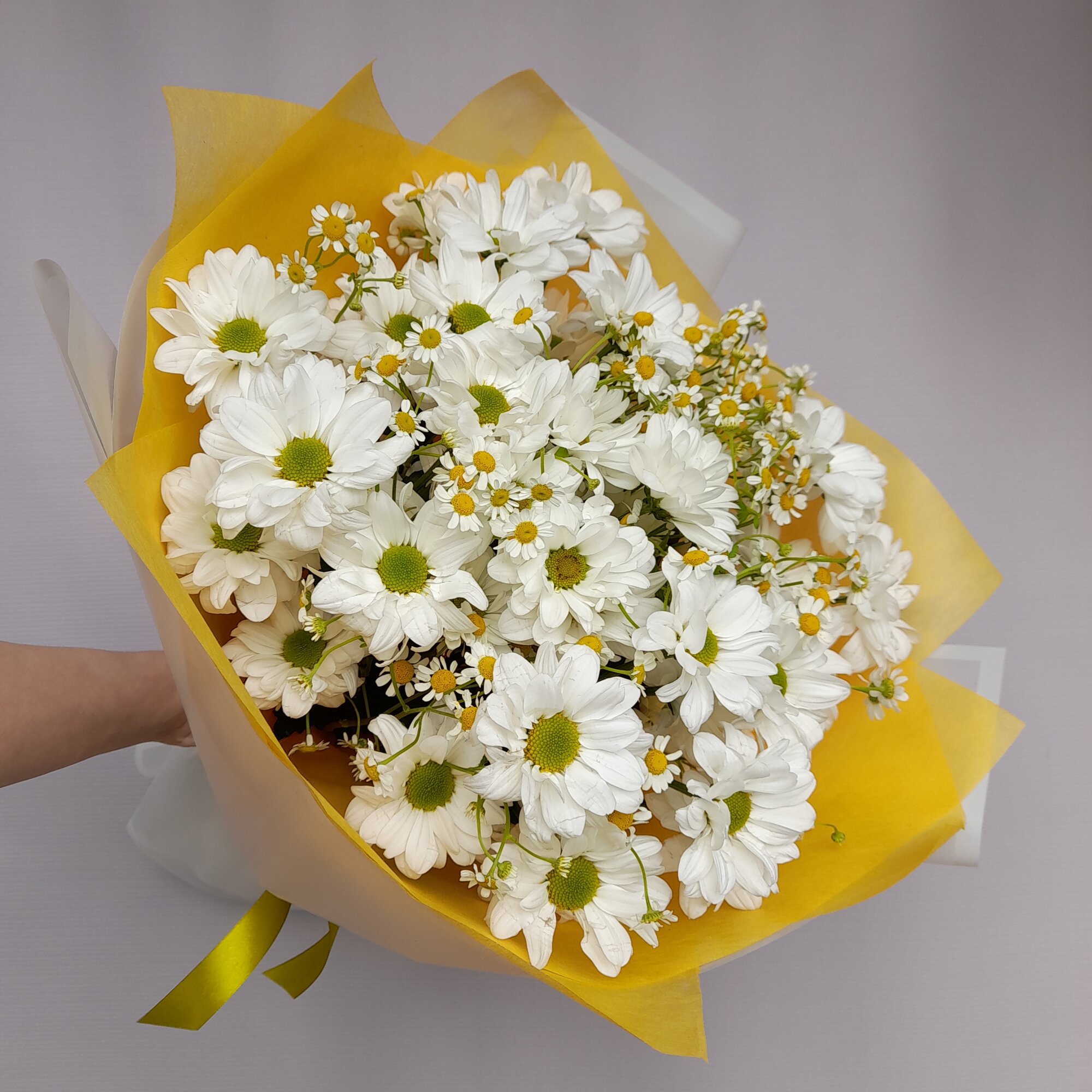 Летний ромашковый букет из танацетума и кустовой хризантемы, 50 см