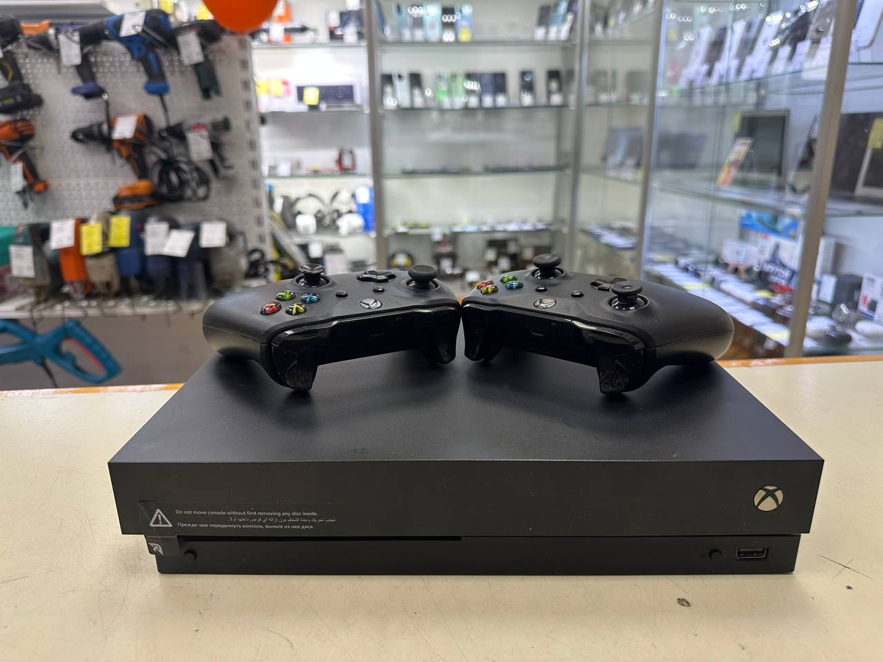 Игровая консоль Xbox One X 1TB , б/у, уценка
