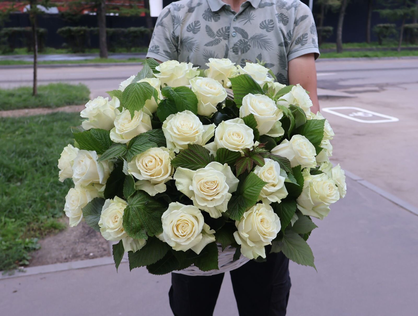 Корзина 51 белая роза