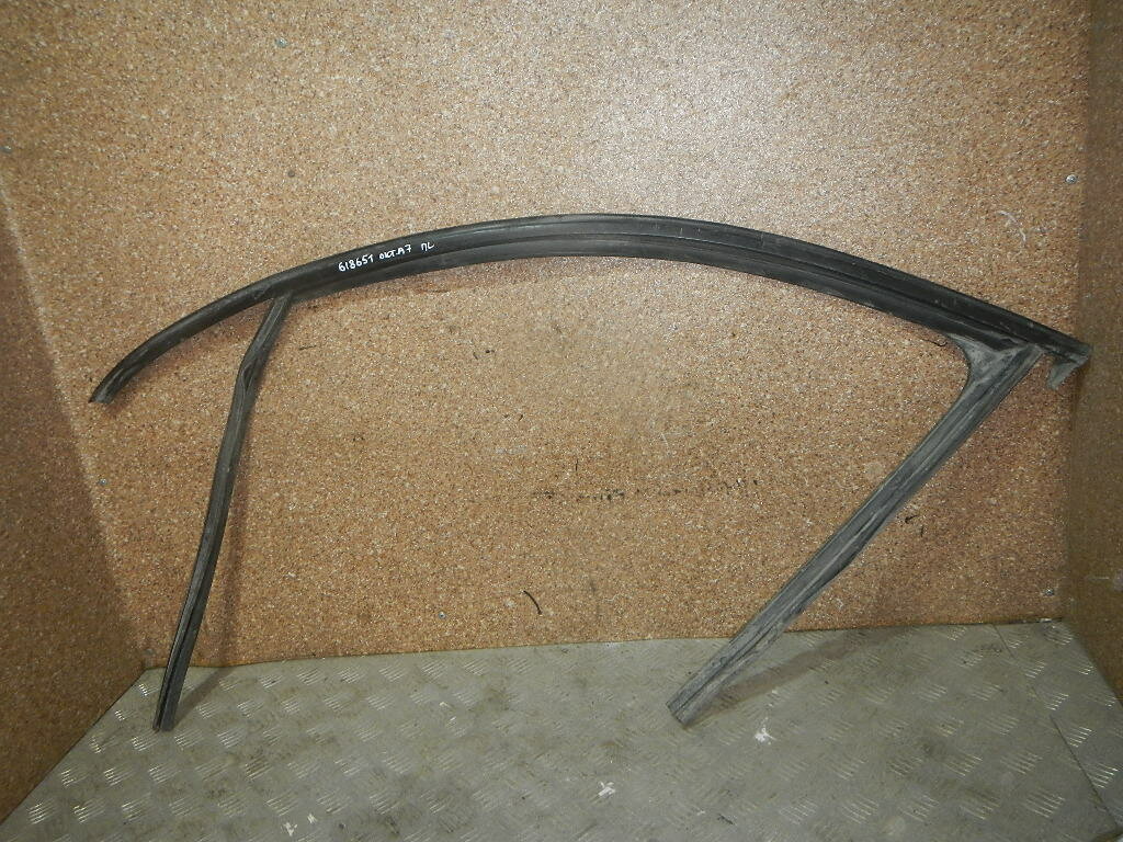 Б/У Уплотнитель стекла двери передней левой, Skoda (Шкода)-OCTAVIA A7 (13-) SKODA OCTAVIA A7 (13-) Царапины. 618650 VAG ...