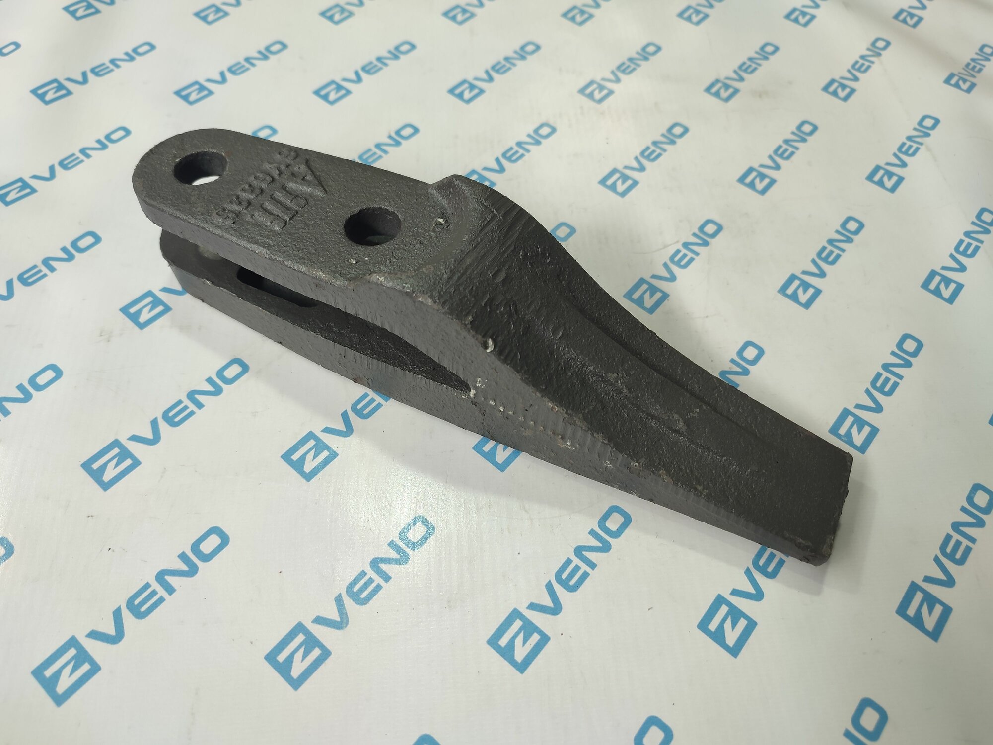 Зуб ковша экскаватора центральный AILI 9W1879, 6Y6335 для экскаватора-погрузчика Caterpillar 416-434 (20 мм)