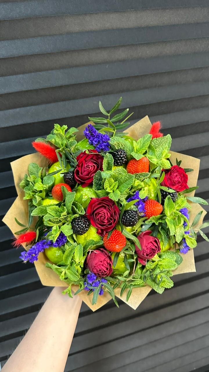 Фруктовый съедобный букет Мохито с ежевикой клубникой Лаймами и мятой с розами фруктовый