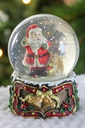 Снежный шар санта С озорным бельчонком, полистоун, стекло, 9 см, Sigro 50-2051-3