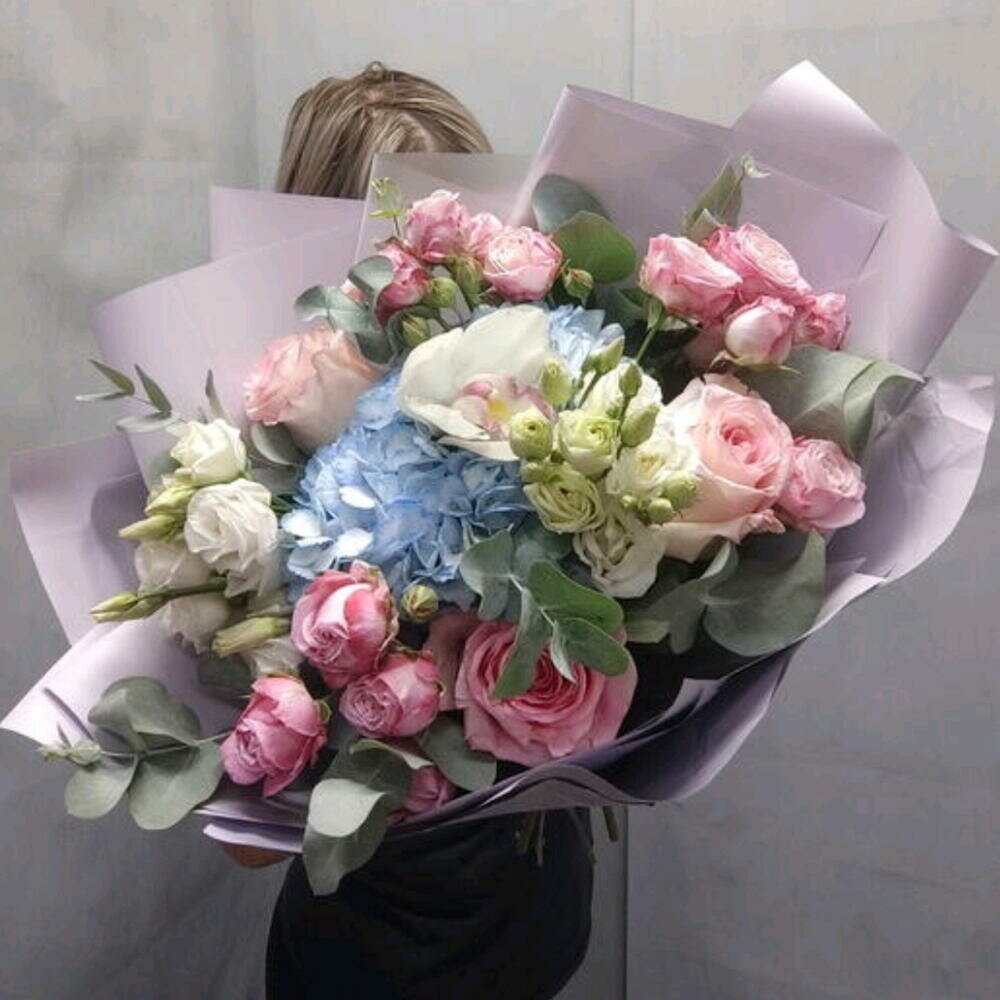 Букет из эвкалипта, розы, кустовой пионовидной розы, орхидеи, эустомы, гортензии