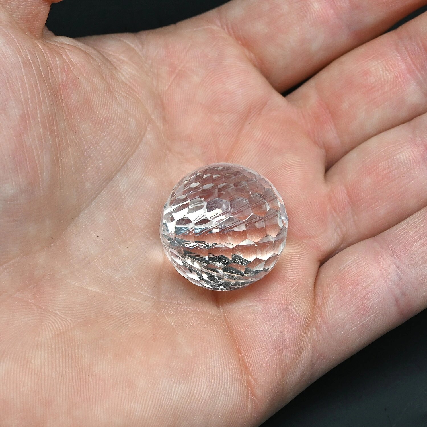 Коллекционный шар из горного хрусталя с гранями, диаметр 23мм .
